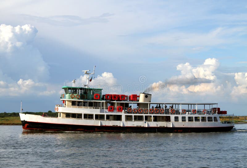 Balsa Do Barco Para Transportar Passageiros E Turistas Foto de Stock ...