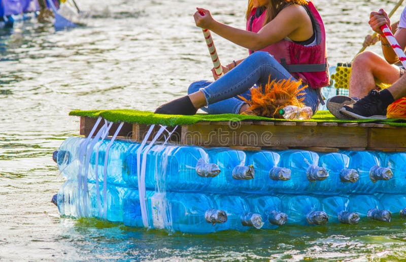 Balsa Hecha De Botellas Plásticas Recicladas Foto de archivo - Imagen ...