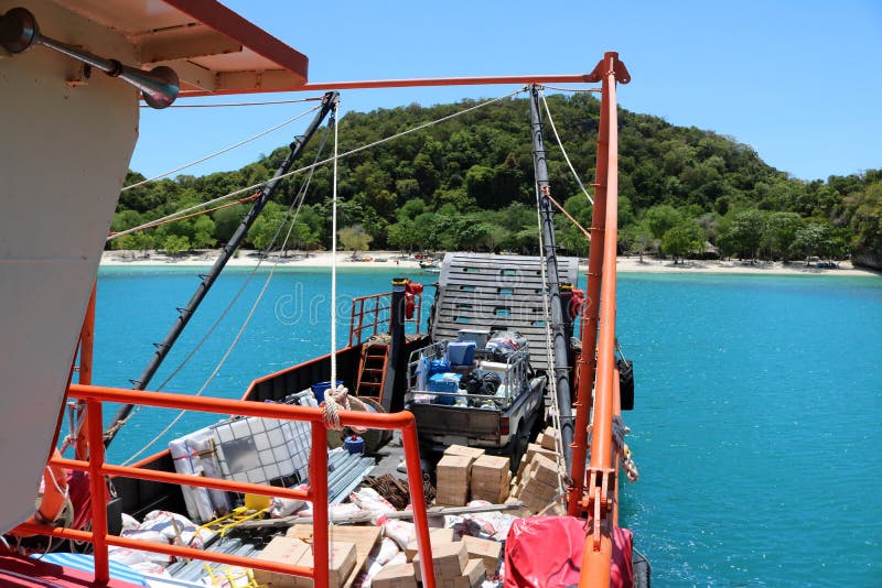 A Balsa Pequena, Navio De Carga Foto de Stock - Imagem de oceano ...