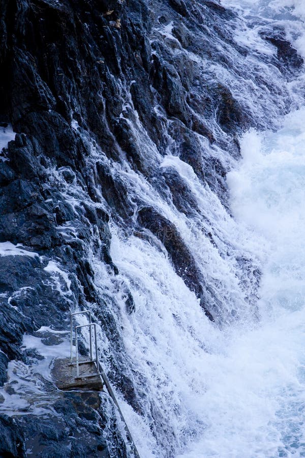 Balustrades Au-dessus D'une Mer Forte. Image stock - Image du mouvement ...