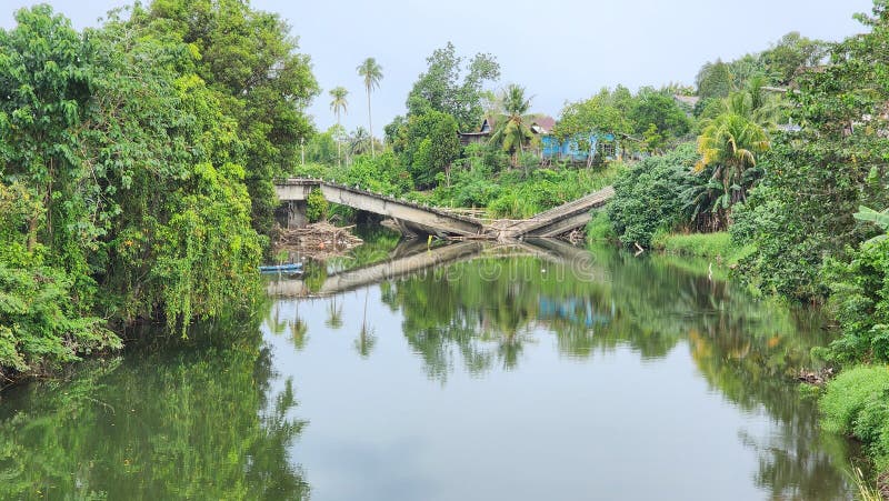 The Bamba Concrete Bridge in Pinrang District is Broken, the Concrete ...