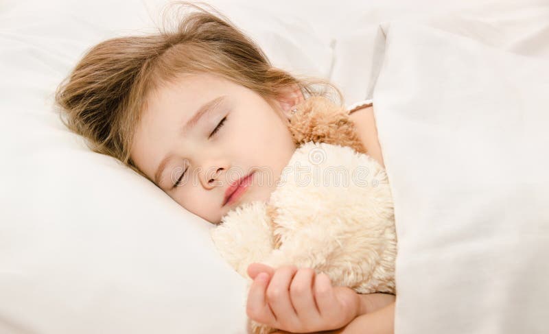 Bambina Adorabile Che Dorme Nel Letto Immagine Stock - Immagine di ...