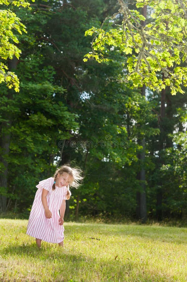 Bambina Che Ride Alto Fuori Immagine Stock - Immagine di dorato, paese ...