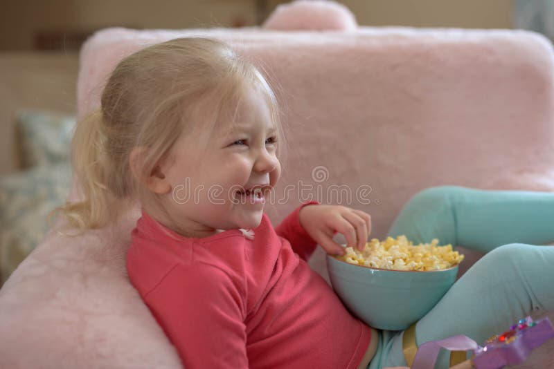 Bambina Che Ride Scioccamente a Qualcosa Che Stia Guardando Sulla TV ...