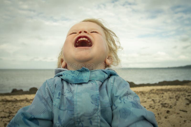 Bambina Che Ride Sulla Spiaggia Fotografia Stock - Immagine di ridere ...