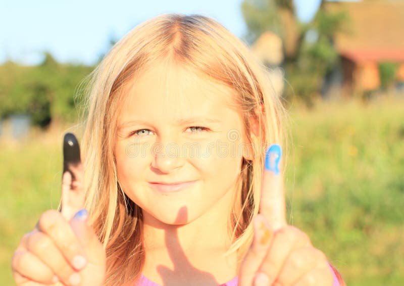Bambina Sorridente Con Le Dita Colorate Immagine Stock - Immagine di ...