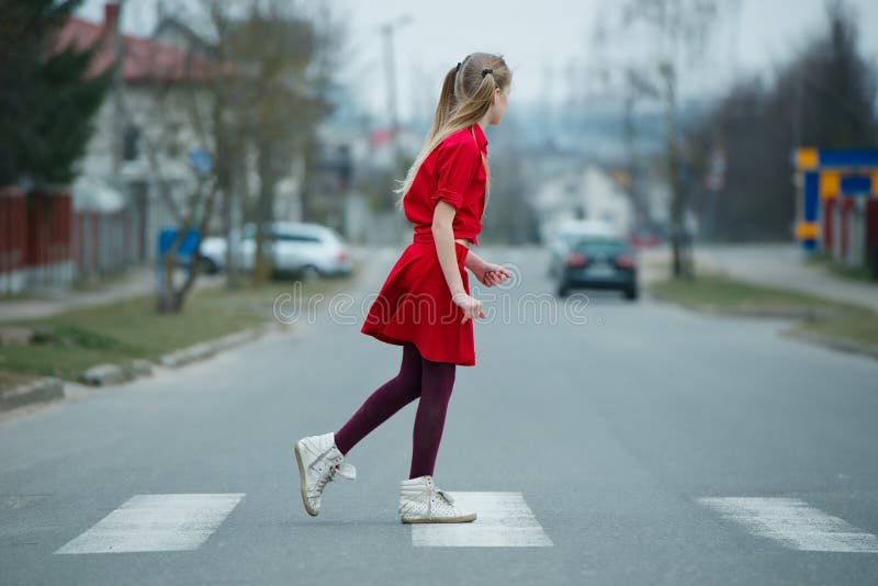 Donna Che Attraversa La Strada Fotografia Stock - Immagine di pedone ...