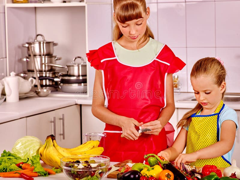 Bambini Che Cucinano Alla Cucina Immagine Stock - Immagine di fornello ...