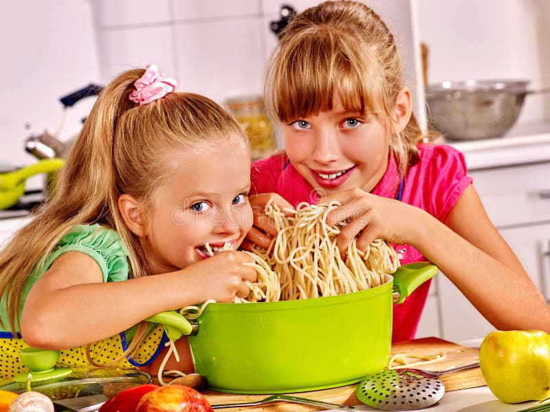 Bambini Che Cucinano Alla Cucina Immagine Stock - Immagine di lusso ...