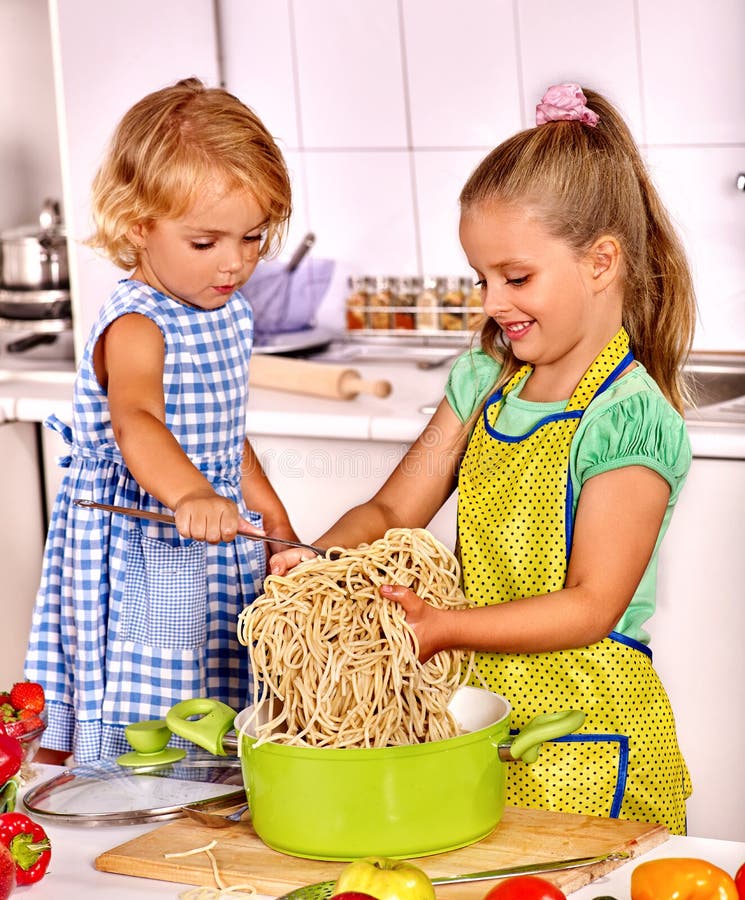 Bambini Che Cucinano Alla Cucina Immagine Stock - Immagine di ...