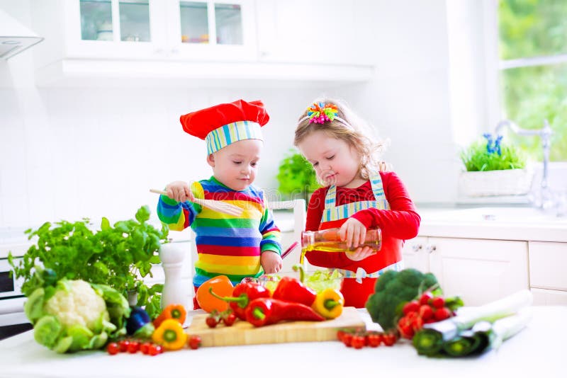 Bambini Che Cucinano Le Verdure in Una Cucina Bianca Immagine Stock ...