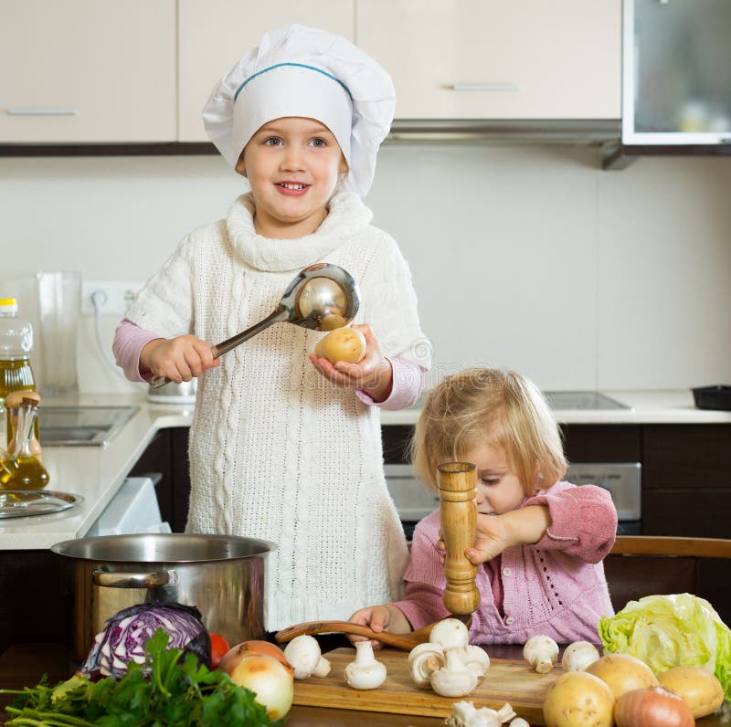 La Madre Ed I Bambini Stanno Cucinando Nella Cucina Immagine Stock ...