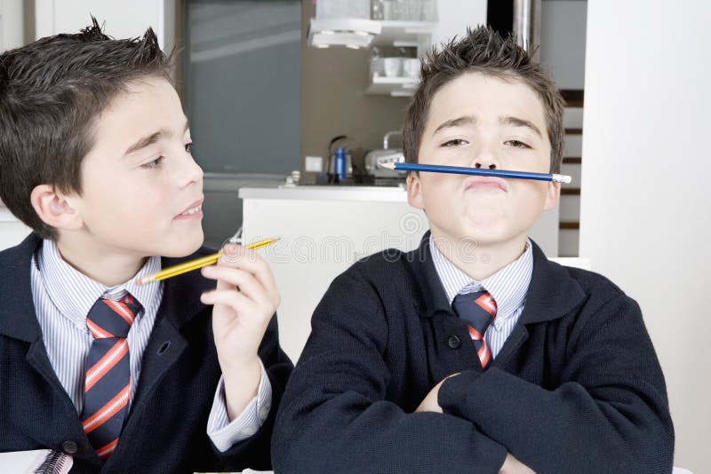 Bambini Che Fanno Compito a Casa Fotografia Stock - Immagine di ragazzi ...