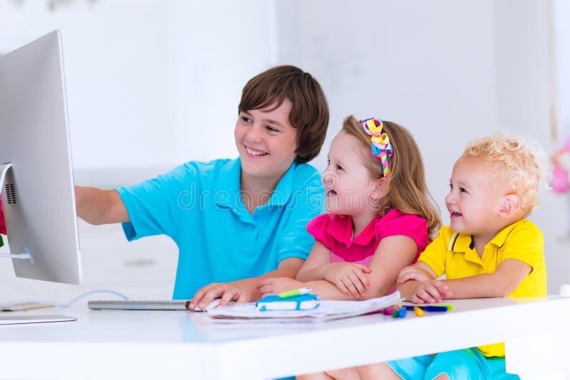 Bambini Che Fanno Compito Con Il Computer Moderno Immagine Stock ...