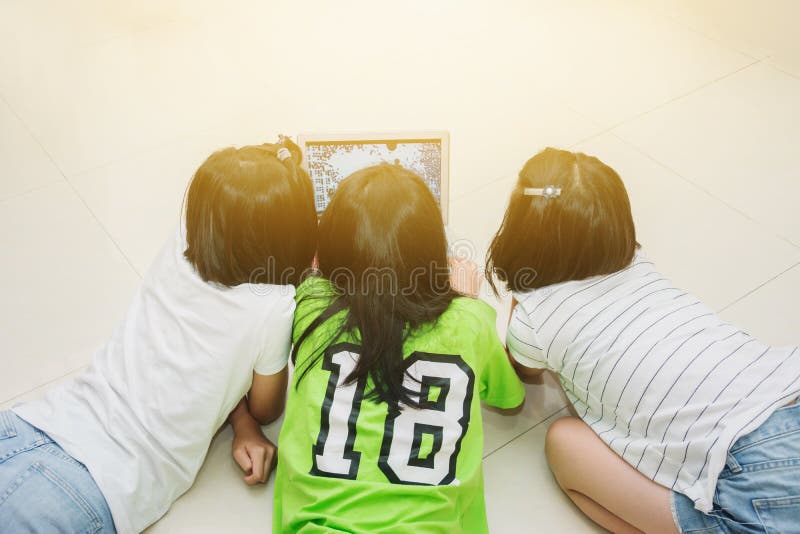 Bambini Che Fanno Compito Insieme Al Computer Portatile Fotografia ...