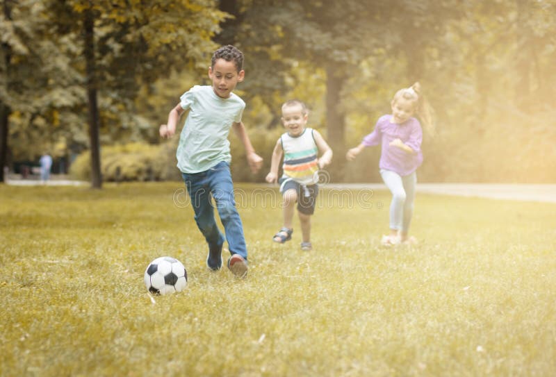 Bambini Che Giocano a Calcio Al Parco Pubblico Immagine Stock ...