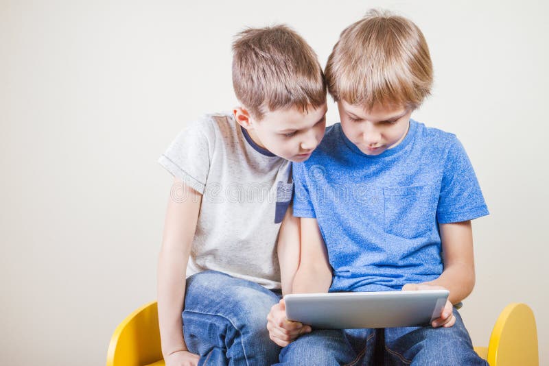 Bambini Che Giocano a Giochi Su Un Tablet PC. Tre Bambini Piccoli Con ...