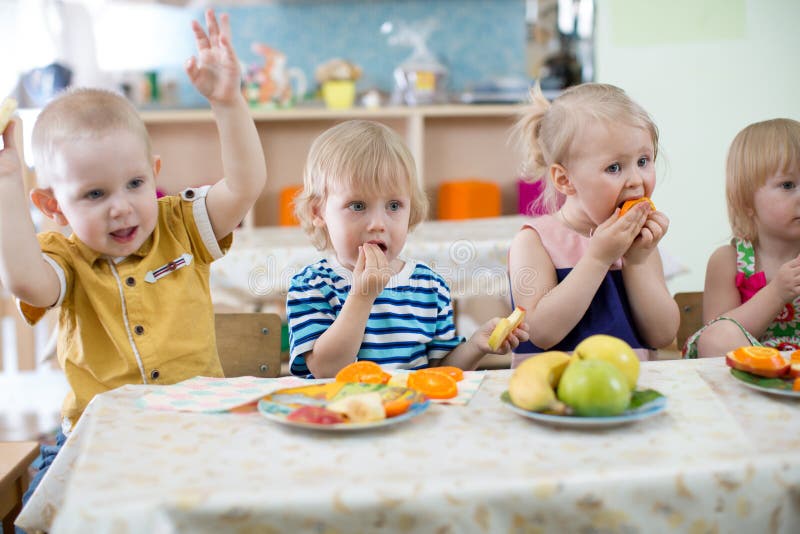 Bambini Che Mangiano Nell'asilo Immagine Stock - Immagine di infanzia ...