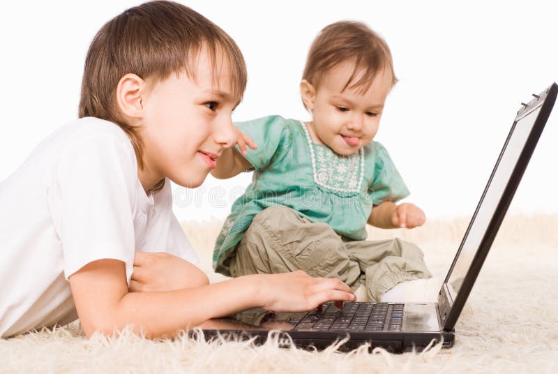 Bambini Con Il Computer Portatile Immagine Stock - Immagine di ragazza ...