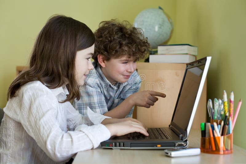 Bambini Con Il Computer Portatile Immagine Stock - Immagine di ...