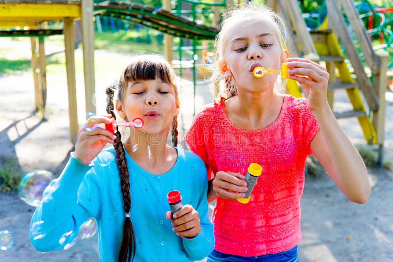 Bambini Con Le Bolle Di Sapone Fotografia Stock Immagine Di Prato