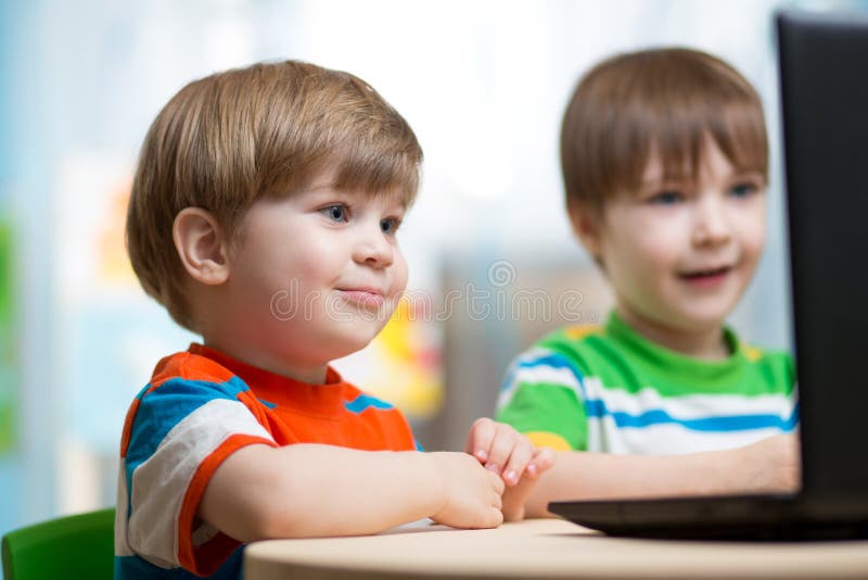 Bambini Felici Che Giocano Al Computer Portatile Immagine Stock ...