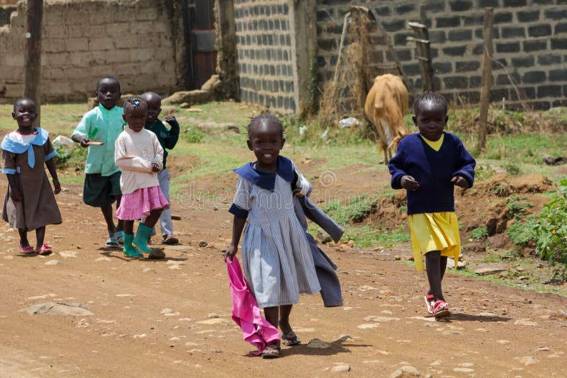 Bambini Poveri Africani Sulla Via Vicino Al Lago Fotografia Editoriale ...