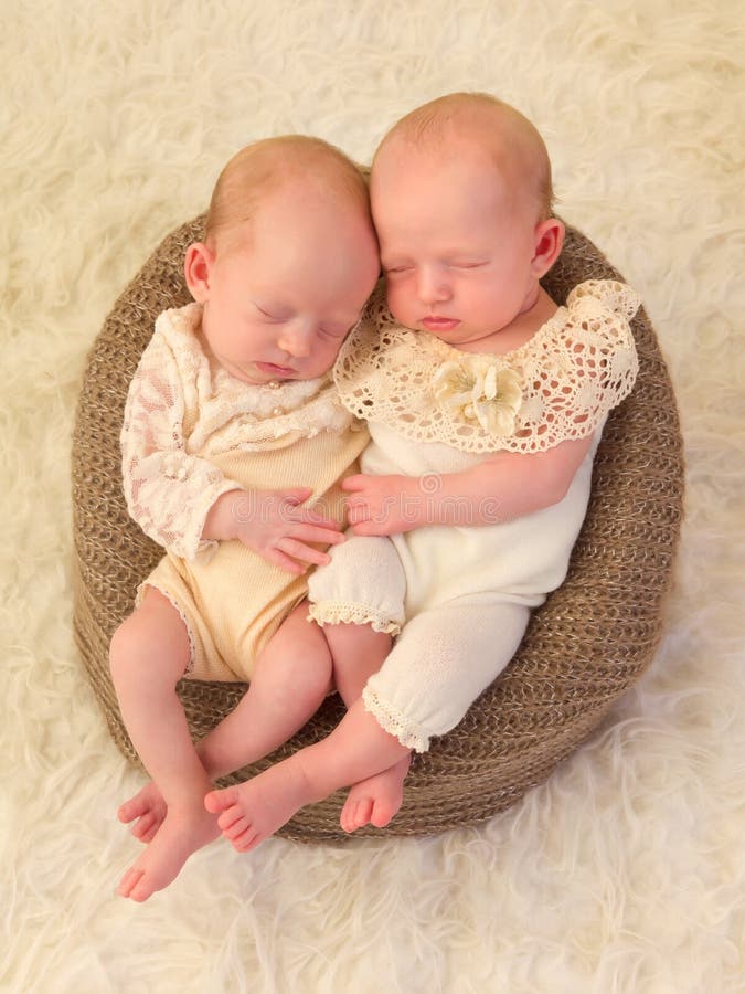 Bambini Sonnolenti Dei Gemelli Monozigoti Fotografia Stock - Immagine ...