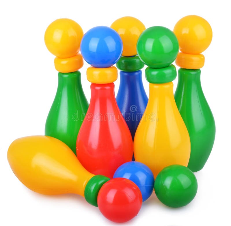 Bambini Variopinti Che Lanciano Con Cinque Birilli E La Palla Immagine ...