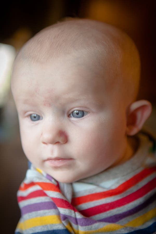 Bambino calmo felice immagine stock. Immagine di cura - 64311337