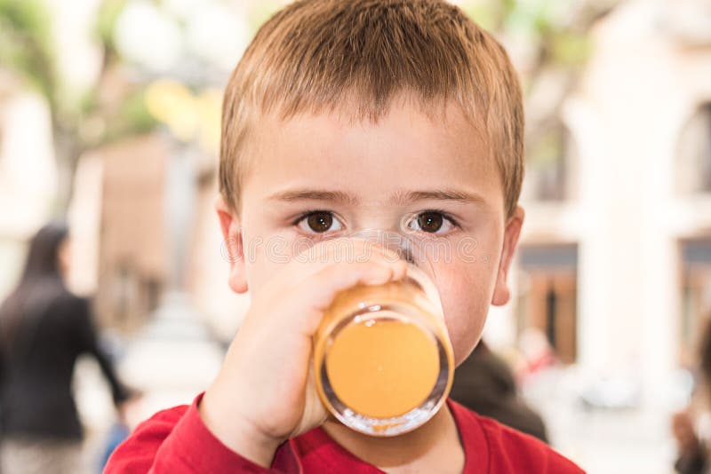 Bambino Che Beve Una Soda in Un Vetro Fotografia Stock - Immagine di ... Bambino Che Beve Una Soda in Un Vetro Fotografia Stock - Immagine di ...