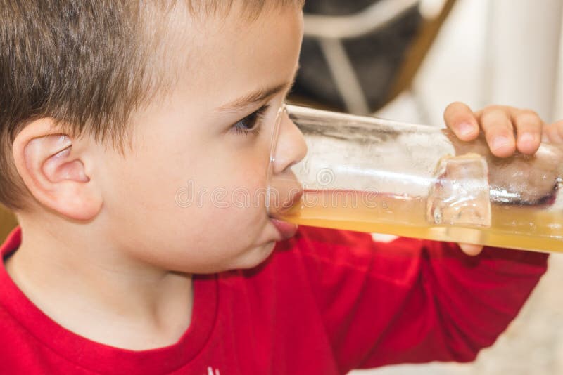 Bambino Che Beve Una Soda in Un Vetro Fotografia Stock - Immagine di ... Bambino Che Beve Una Soda in Un Vetro Fotografia Stock - Immagine di ...