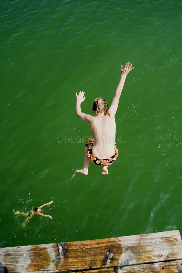 Bambino Che Cade Dal Pilastro Immagine Stock - Immagine di divertimento ...
