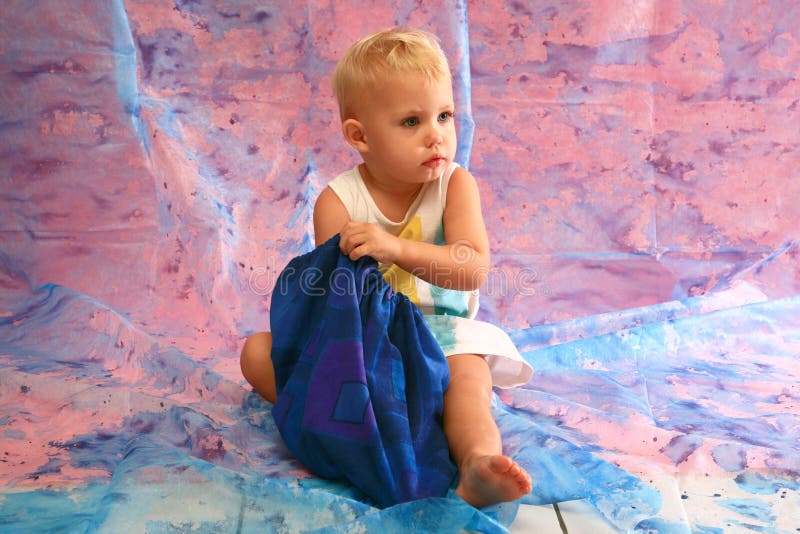 Bambino Che Cerca Un Sacchetto Fotografia Stock - Immagine di immagine ...