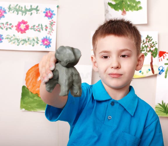 Bambino Che Gioca Con L'argilla Fotografia Stock - Immagine di modello ...