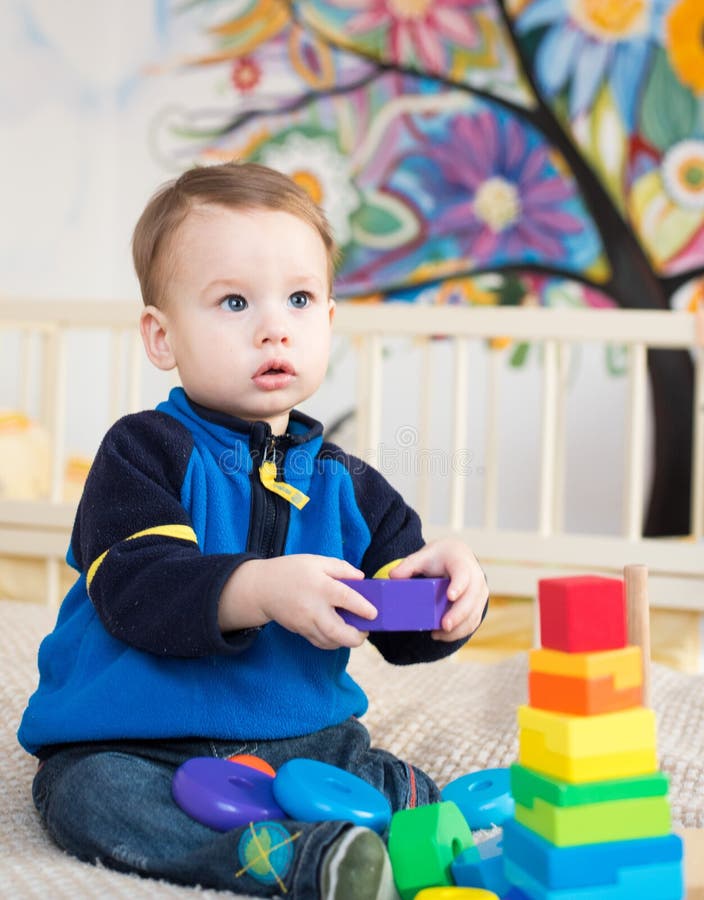 Bambino Che Gioca I Giocattoli Immagine Stock - Immagine di ragazzo ...