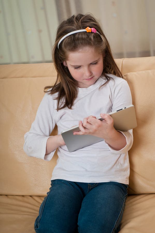 Bambino Che Impara Con La Compressa Immagine Stock - Immagine di ...