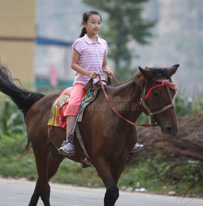 Bambino Che Monta Un Cavallo Immagine Stock - Immagine di asiatico ...