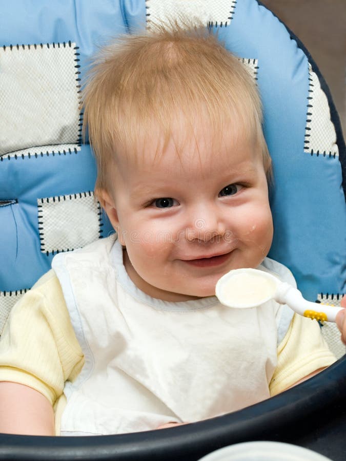 Pappa Per Neonati Con Cucchiaio Immagine Stock - Immagine di ...