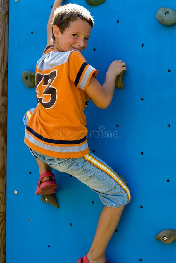 Bambino che si arrampica immagine stock. Immagine di felicità - 6236927 Bambino che si arrampica immagine stock. Immagine di felicità - 6236927