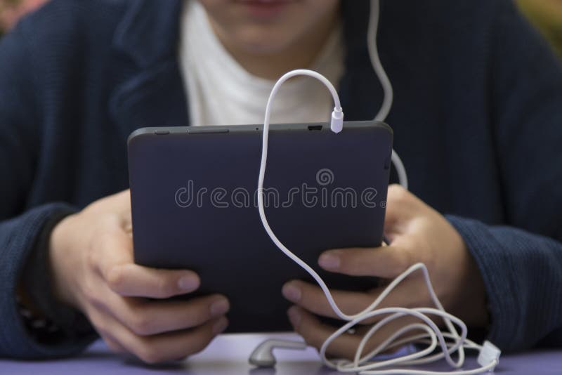 Bambino Che Si Siede Con La Compressa Fotografia Stock - Immagine di ...