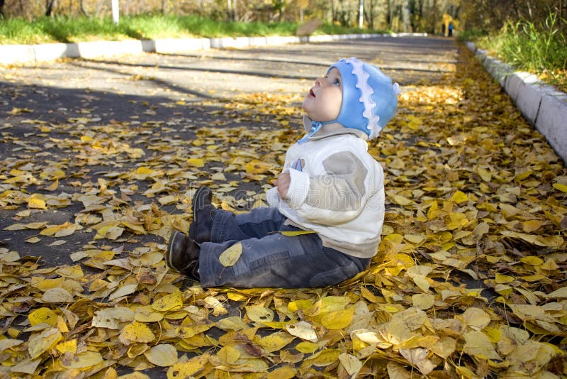 Bebè seduto a terra immagine stock. Immagine di autunno - 11210333