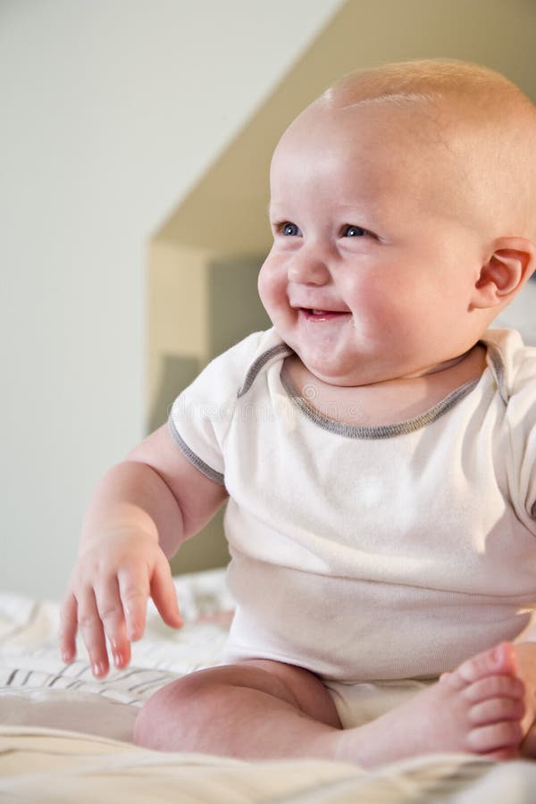 Bebè Paffuto E Felice Seduto Sul Letto Fotografia Stock - Immagine di ...