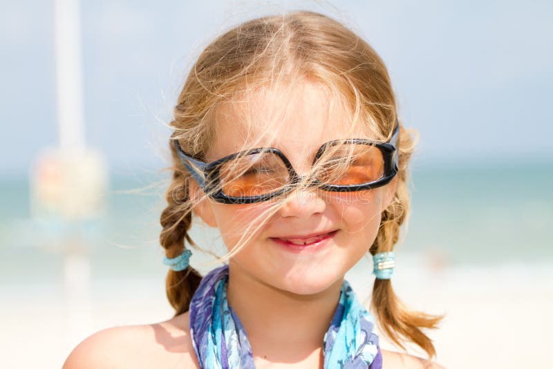 Bambino Con Gli Occhiali Da Sole Alla Spiaggia Fotografia Stock ...