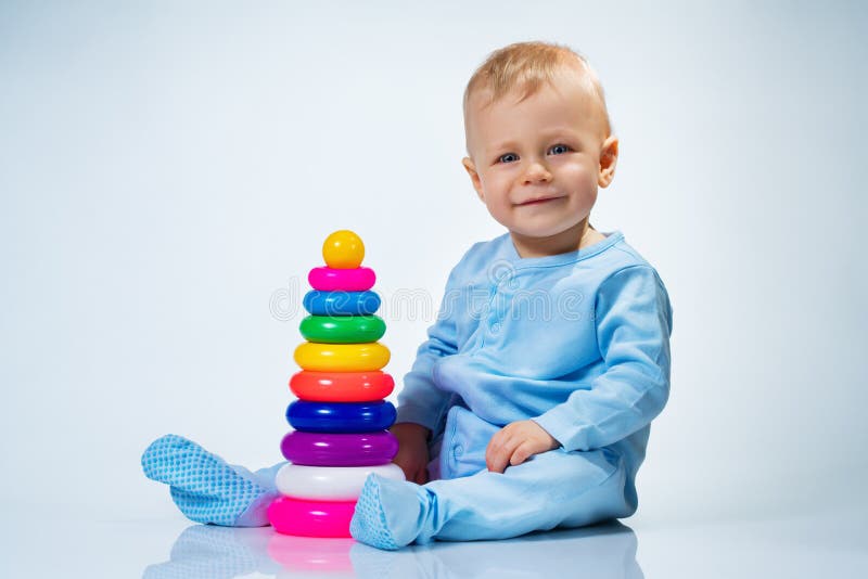 Il Bambino Di Due Mesi Che Esamina Sua Madre Fotografia Stock ...