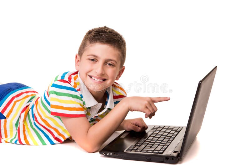 Bambino Facendo Uso Di Un Computer Fotografia Stock - Immagine di ...