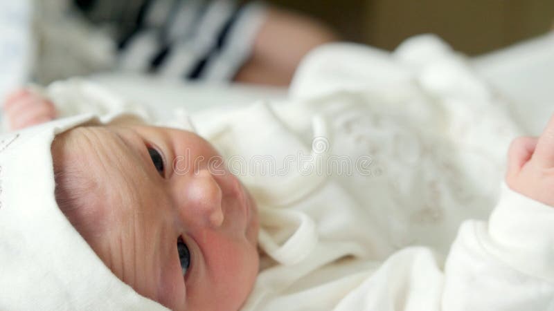 Bambino Appena Nato In Ospedale Fotografia Stock - Immagine di maschio ...