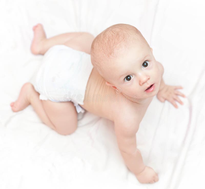 Bebè Con Pannolino Seduto Sul Letto Bianco Immagine Stock - Immagine di ...