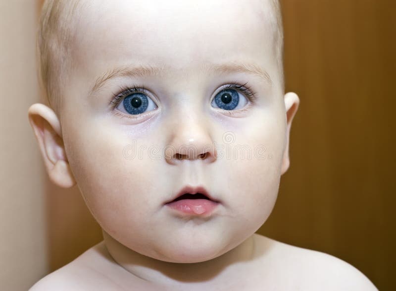 Bebè seduto a terra immagine stock. Immagine di autunno - 11210333