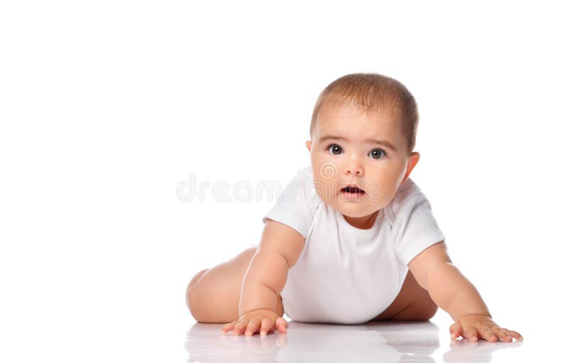 Bambino Sorpreso Che Si Arrampica Sul Pavimento Dello Studio Bianco ... Bambino Sorpreso Che Si Arrampica Sul Pavimento Dello Studio Bianco ...